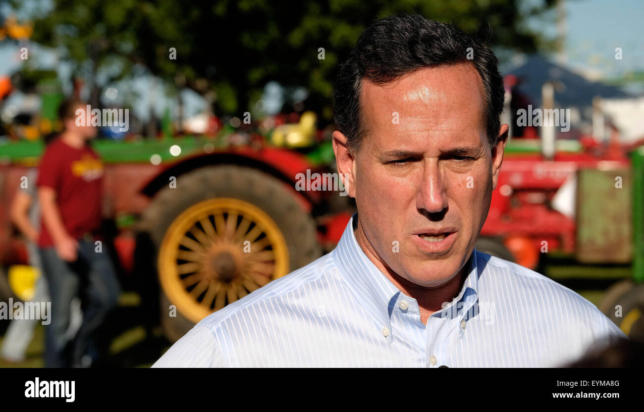 Talking with a local reporter Republican presidential candidate former ...