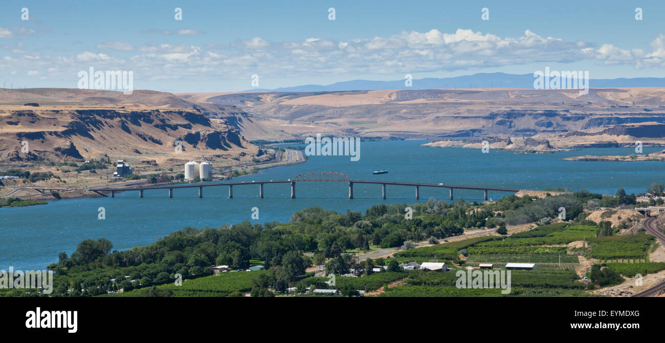 The Sam Hill Memorial Bridge across the Columbia River gorge connecting ...