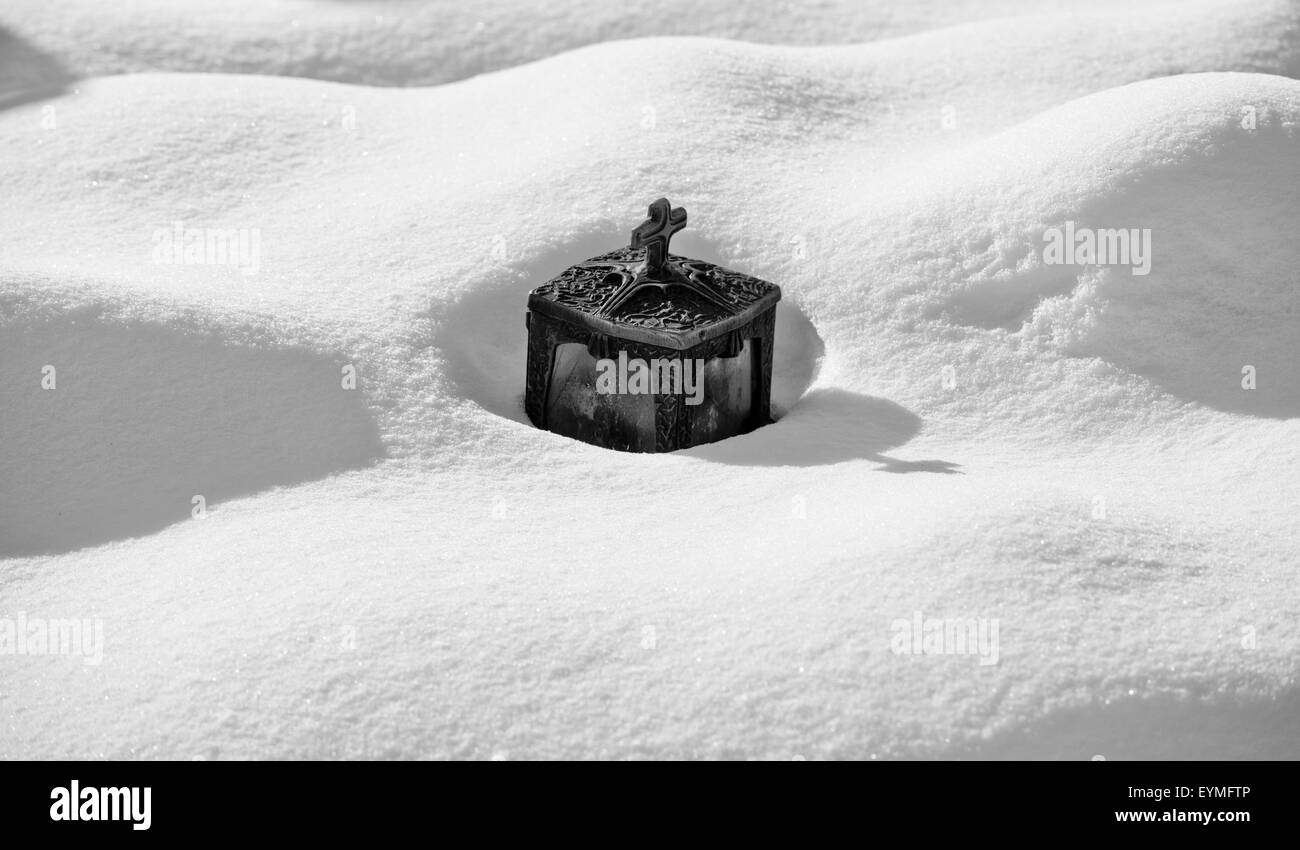 Grave candle in the snow hi-res stock photography and images - Alamy