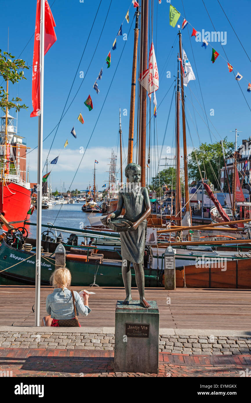 Bronze figure, Emder fishing girl 'Jantje Vis' at the Delft, artist ...
