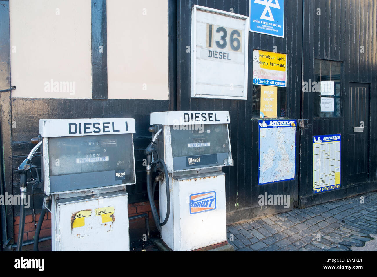 Traditional gas station hi-res stock photography and images - Alamy
