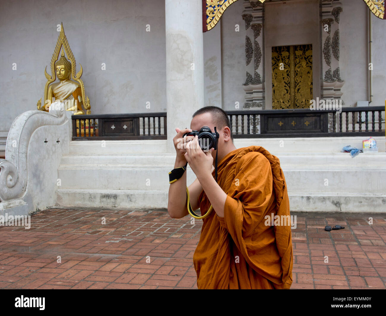 Photo of monks at a temple hi-res stock photography and images - Alamy