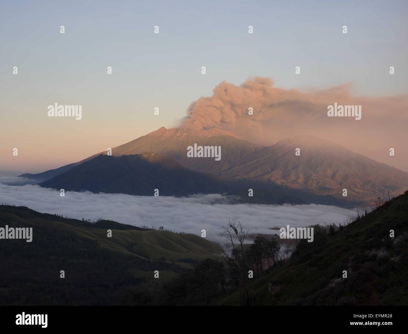 Volcanic eruption and ash hi-res stock photography and images - Alamy