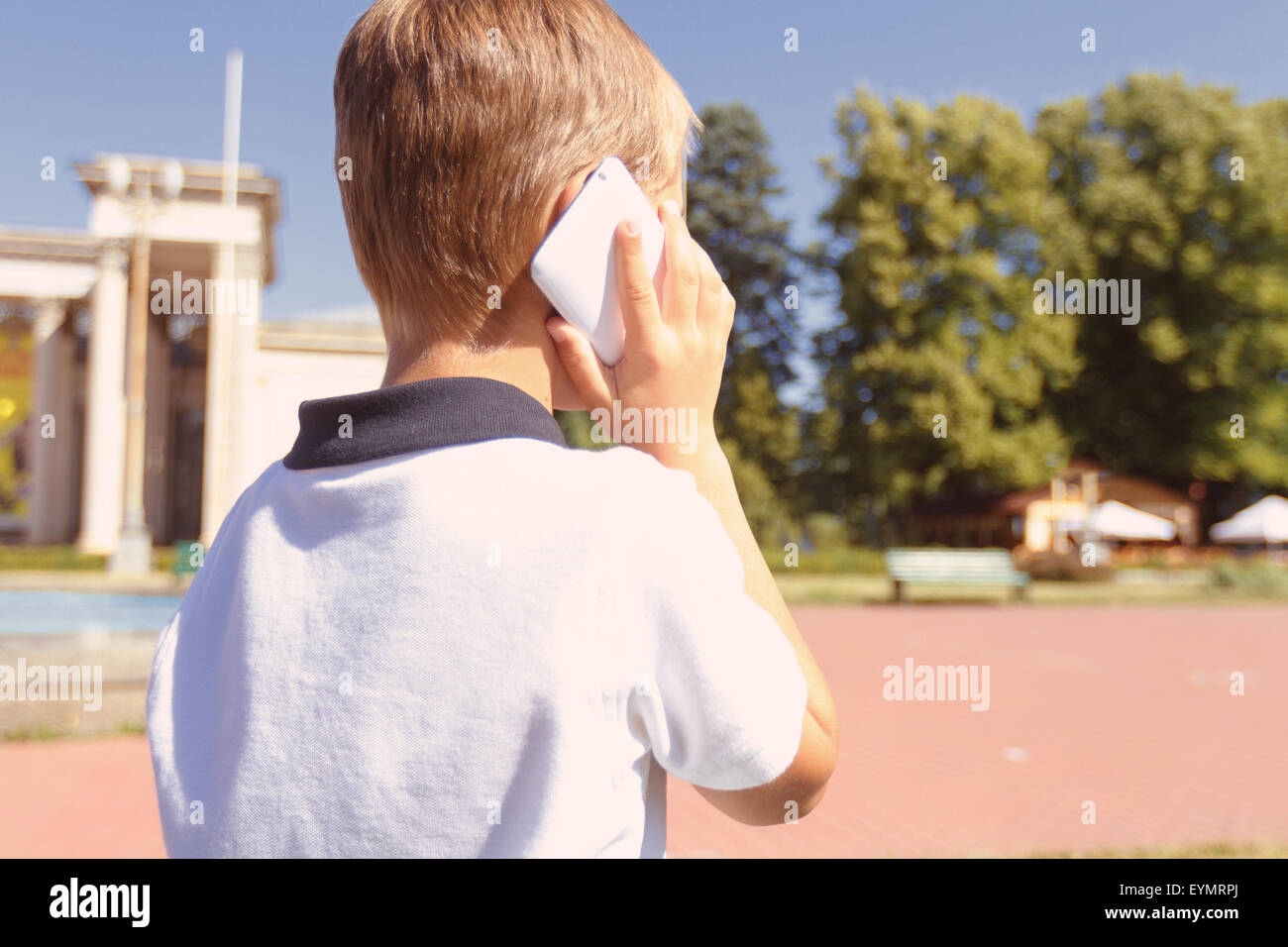 Little boy talking per mobile phone Stock Photo - Alamy