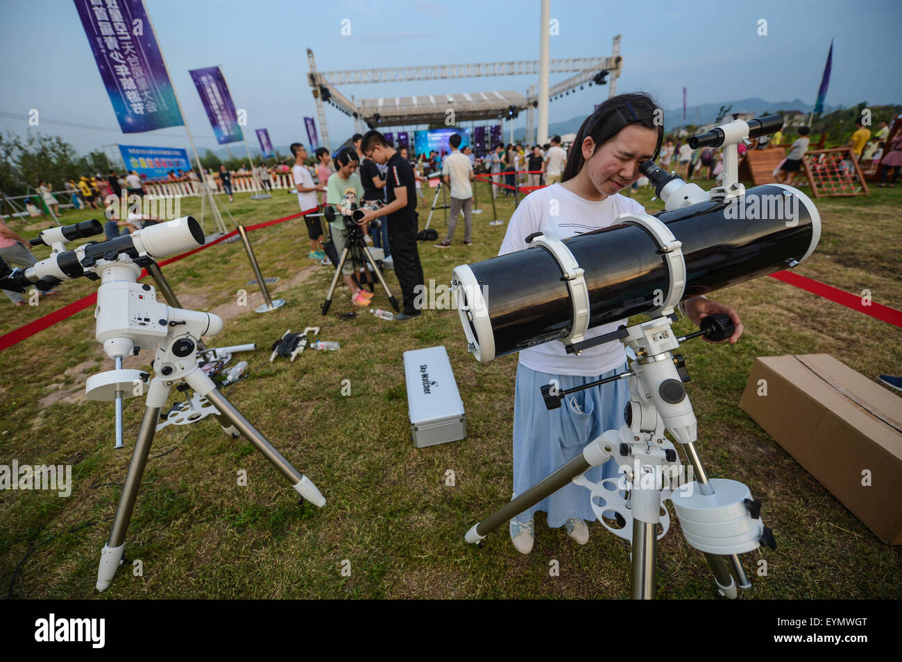 (150801) -- TIANTAI, Aug. 1, 2015 (Xinhua) -- Teenagers use ...