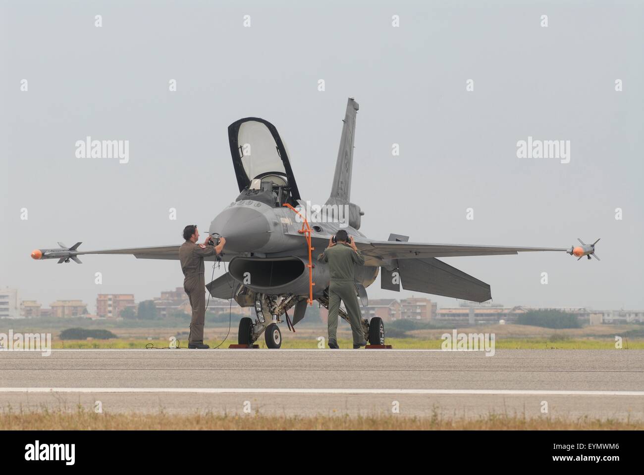 Italian Air Force, F 16 "Falcon" fighter aircraft Stock Photo - Alamy
