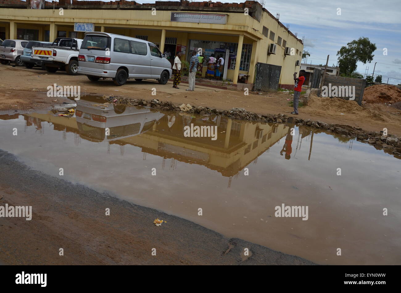 Roadside scenes of life on the main road between Inhambane and Maputo ...