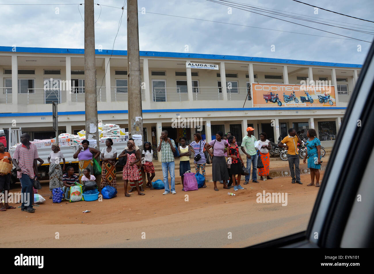 Roadside scenes of life on the main road between Inhambane and Maputo ...
