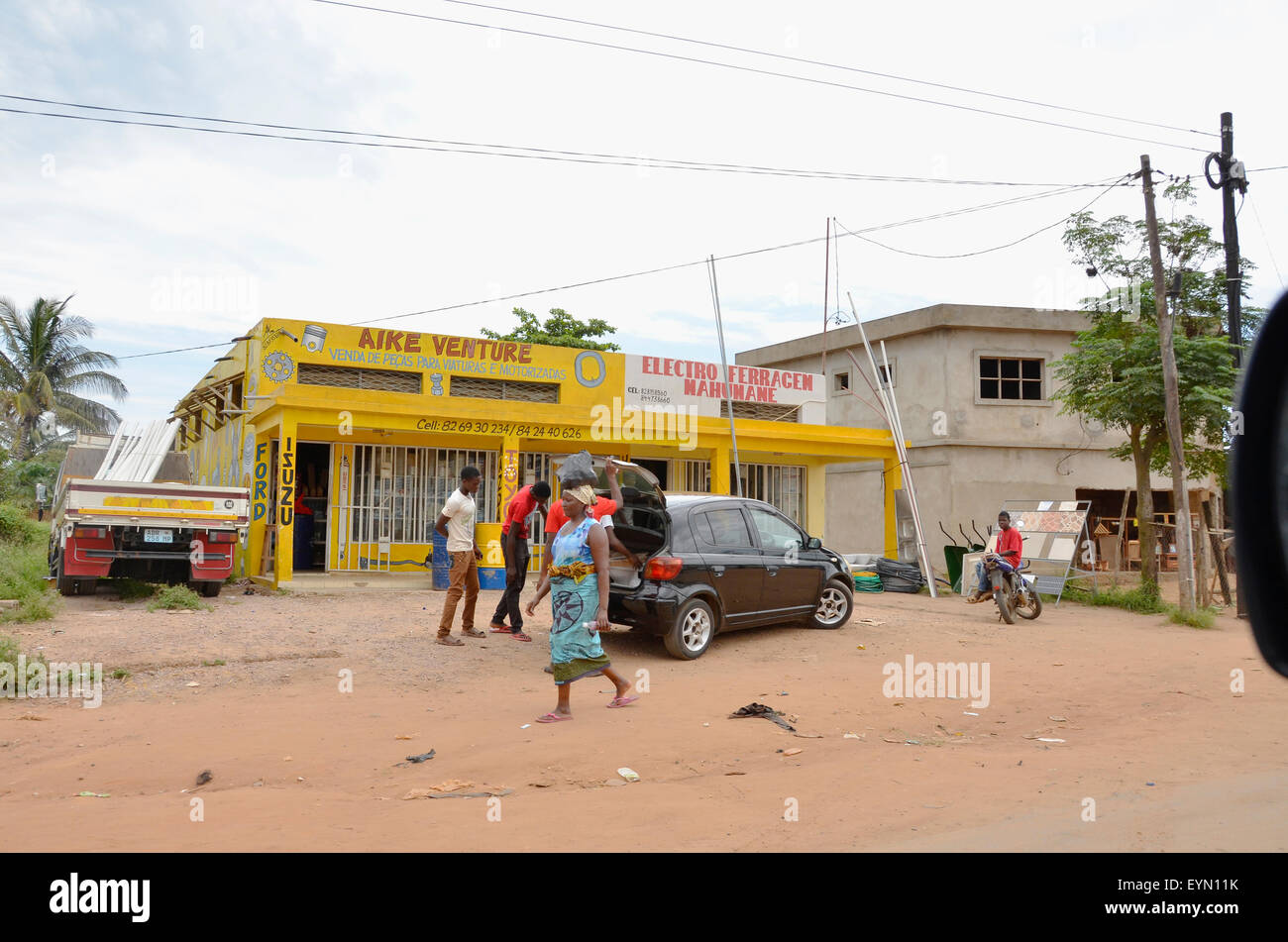 Roadside scenes of life on the main road between Inhambane and Maputo ...