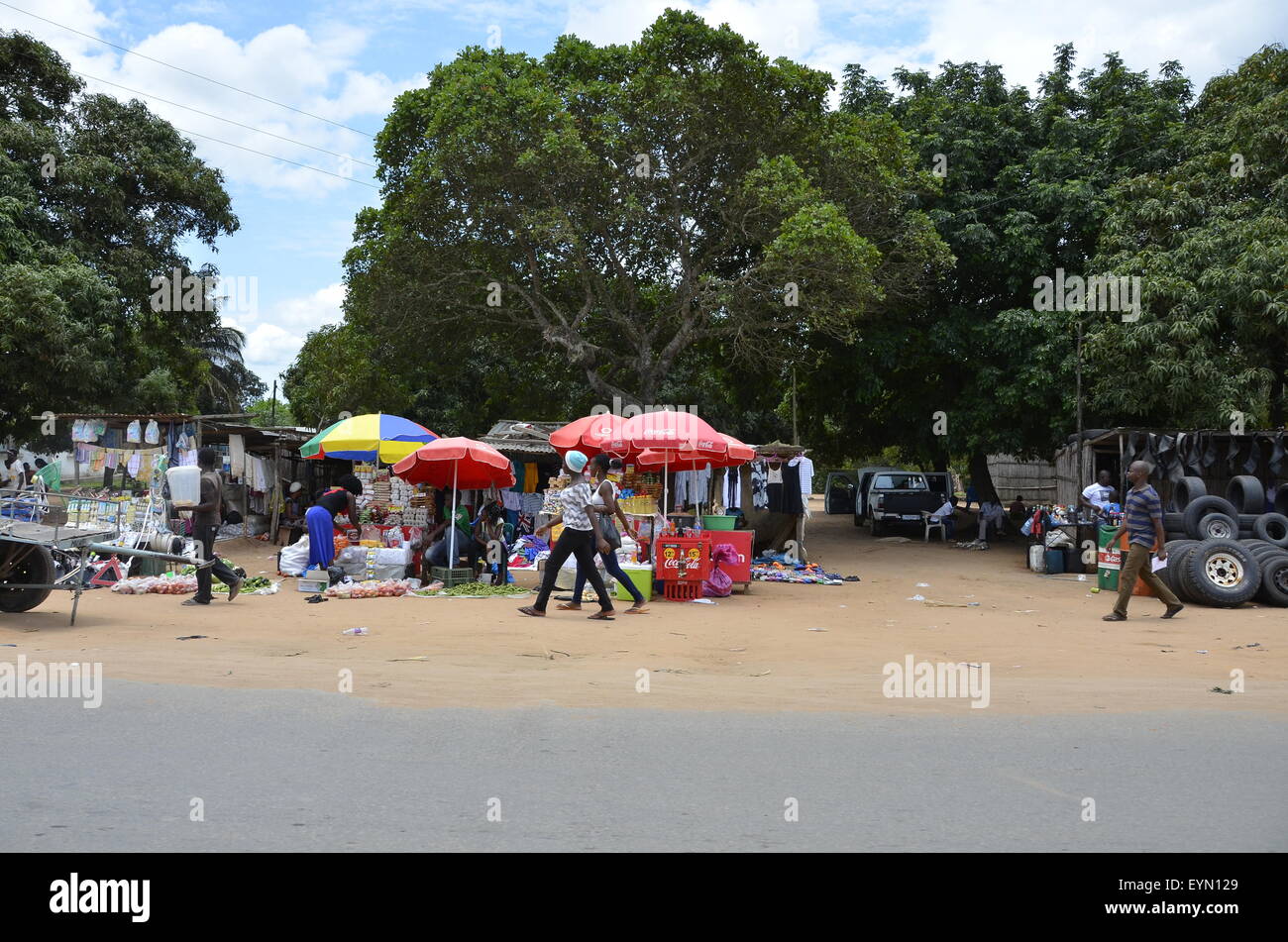 Roadside scenes of life on the main road between Inhambane and Maputo ...