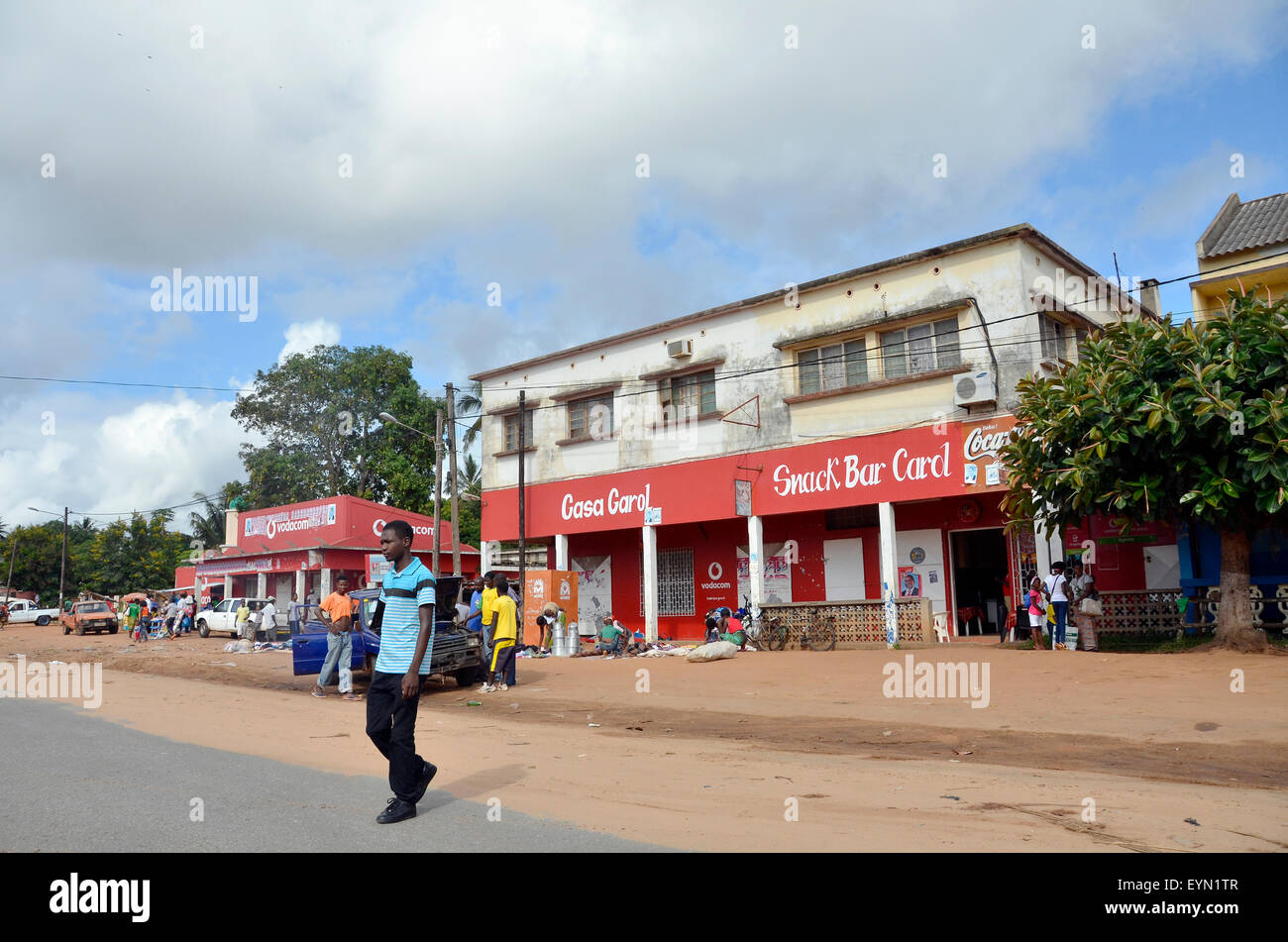 Roadside scenes of life on the main road between Inhambane and Maputo ...