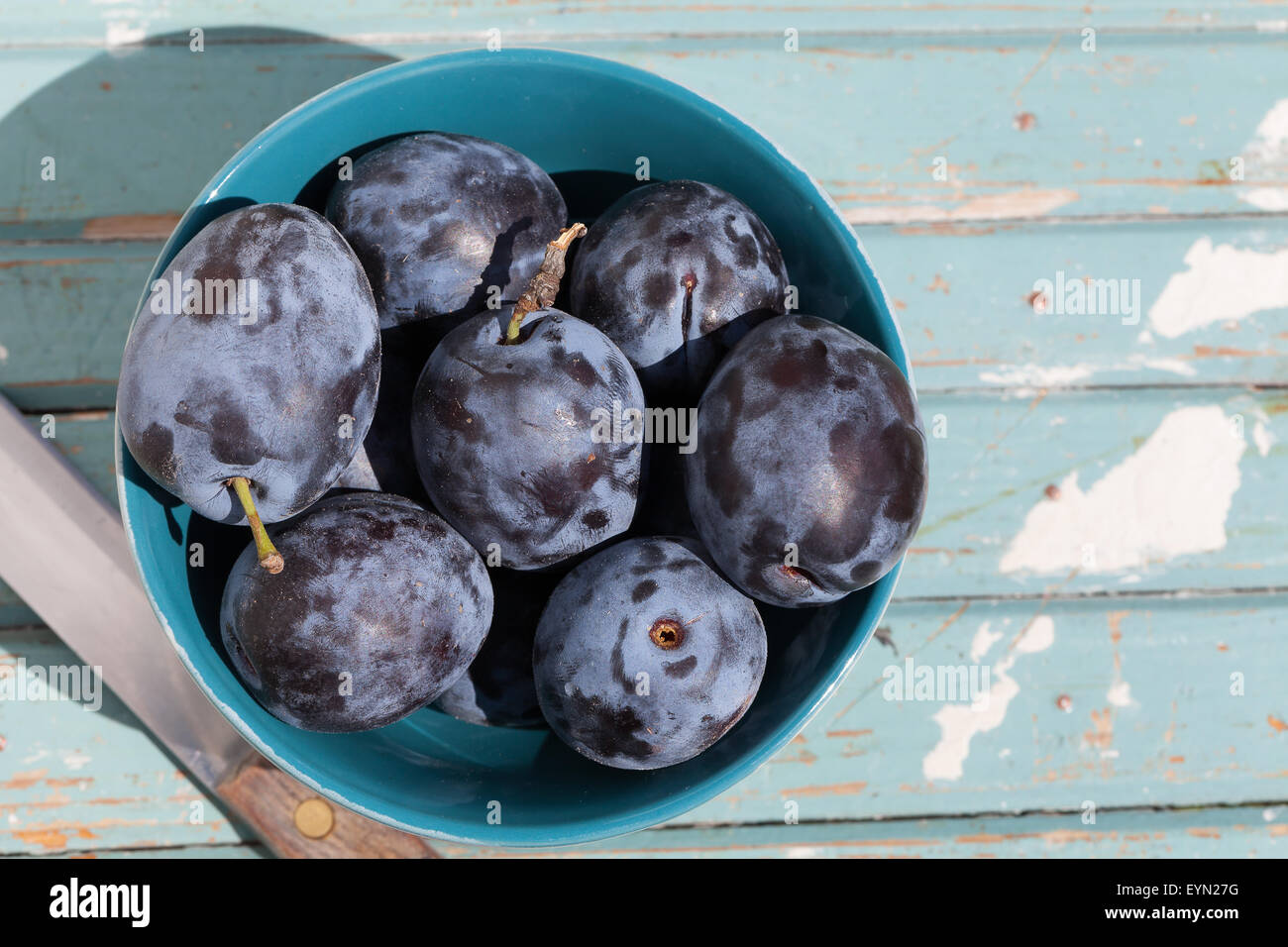Fresh Summer plum fruits in a bowl Stock Photo - Alamy