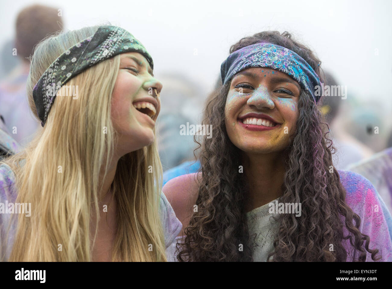 Munich, Germany. 1st Aug, 2015. Festival goers Olivia (l) and Maylin ...