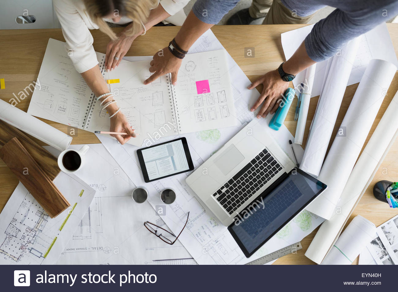 Woman sitting table overhead view hi-res stock photography and images ...