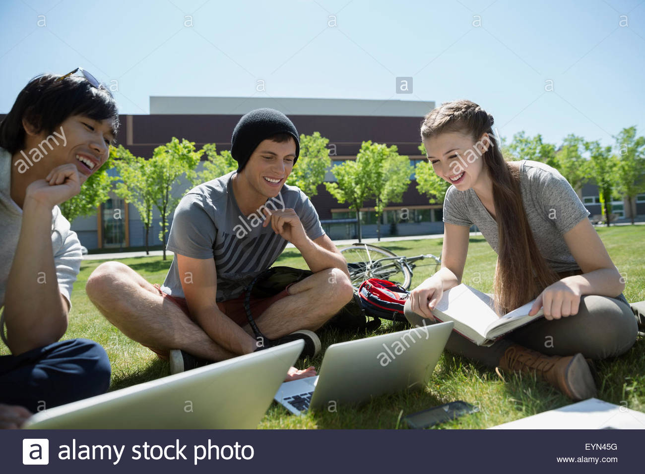 College girl on lawn with laptop hi-res stock photography and images ...