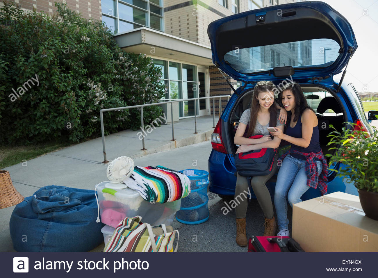 Moving into university ethnic hi-res stock photography and images - Alamy
