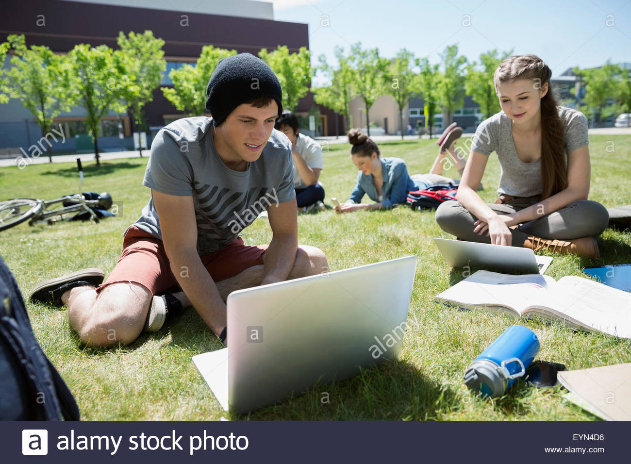 Girls using laptops hi-res stock photography and images - Alamy