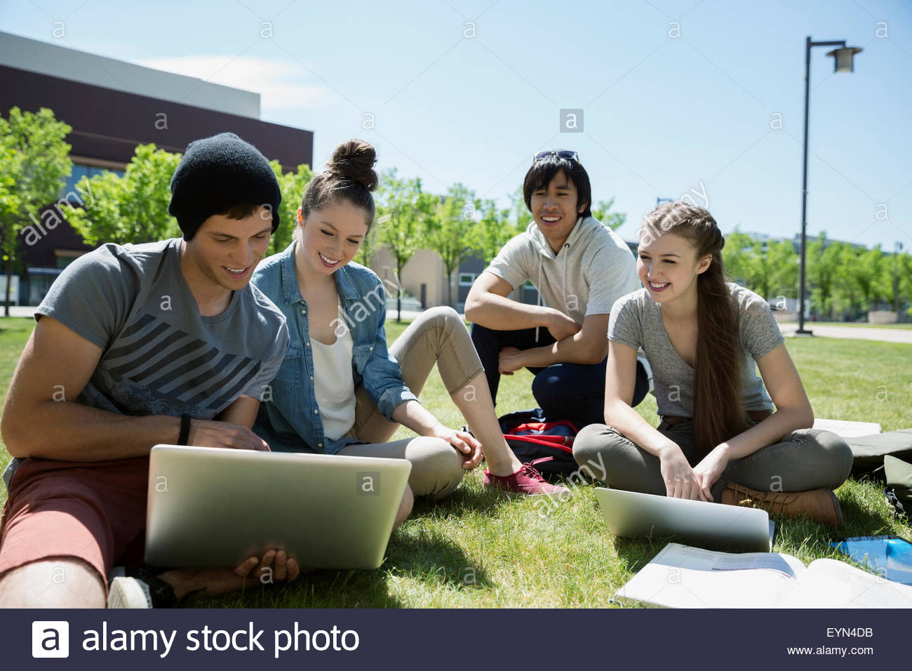 Girls using laptops hi-res stock photography and images - Alamy