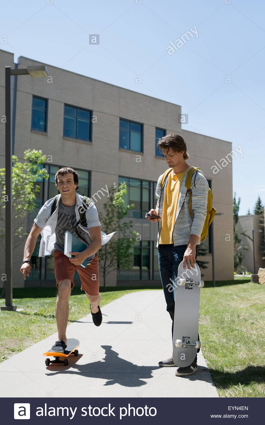Blue sky campus life students hi-res stock photography and images - Alamy