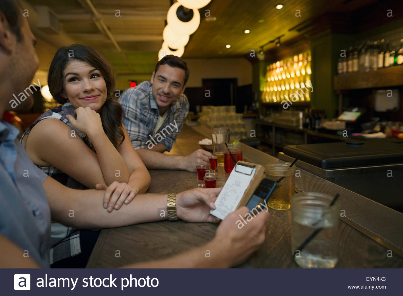 Paying at bar hi-res stock photography and images - Alamy