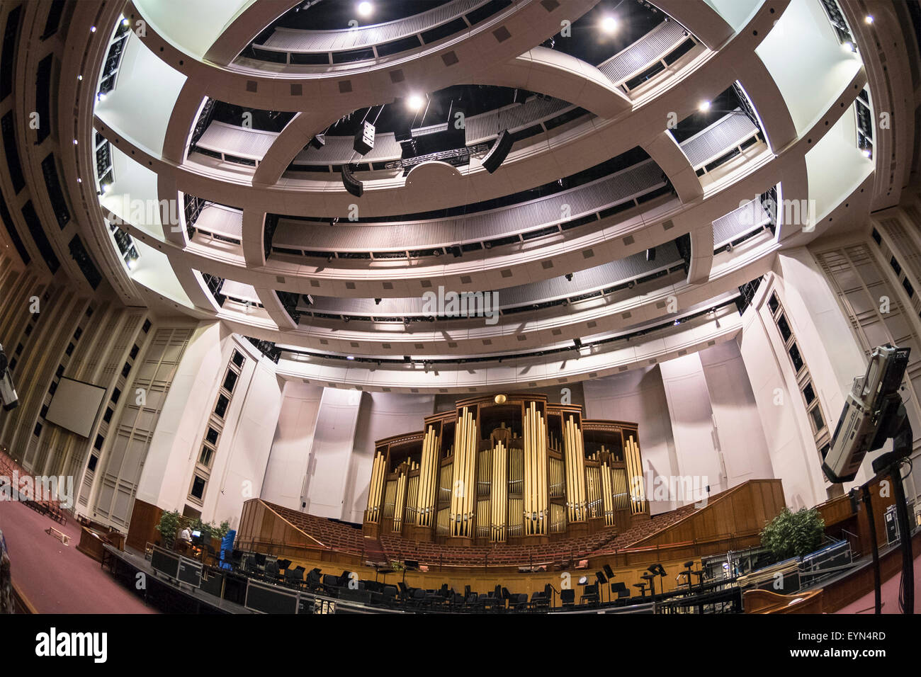 The scene with organ under beautiful ceiling, World's Largest Theater ...