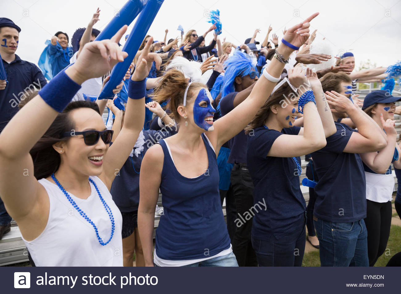 Sports crowd cheering hi-res stock photography and images - Alamy
