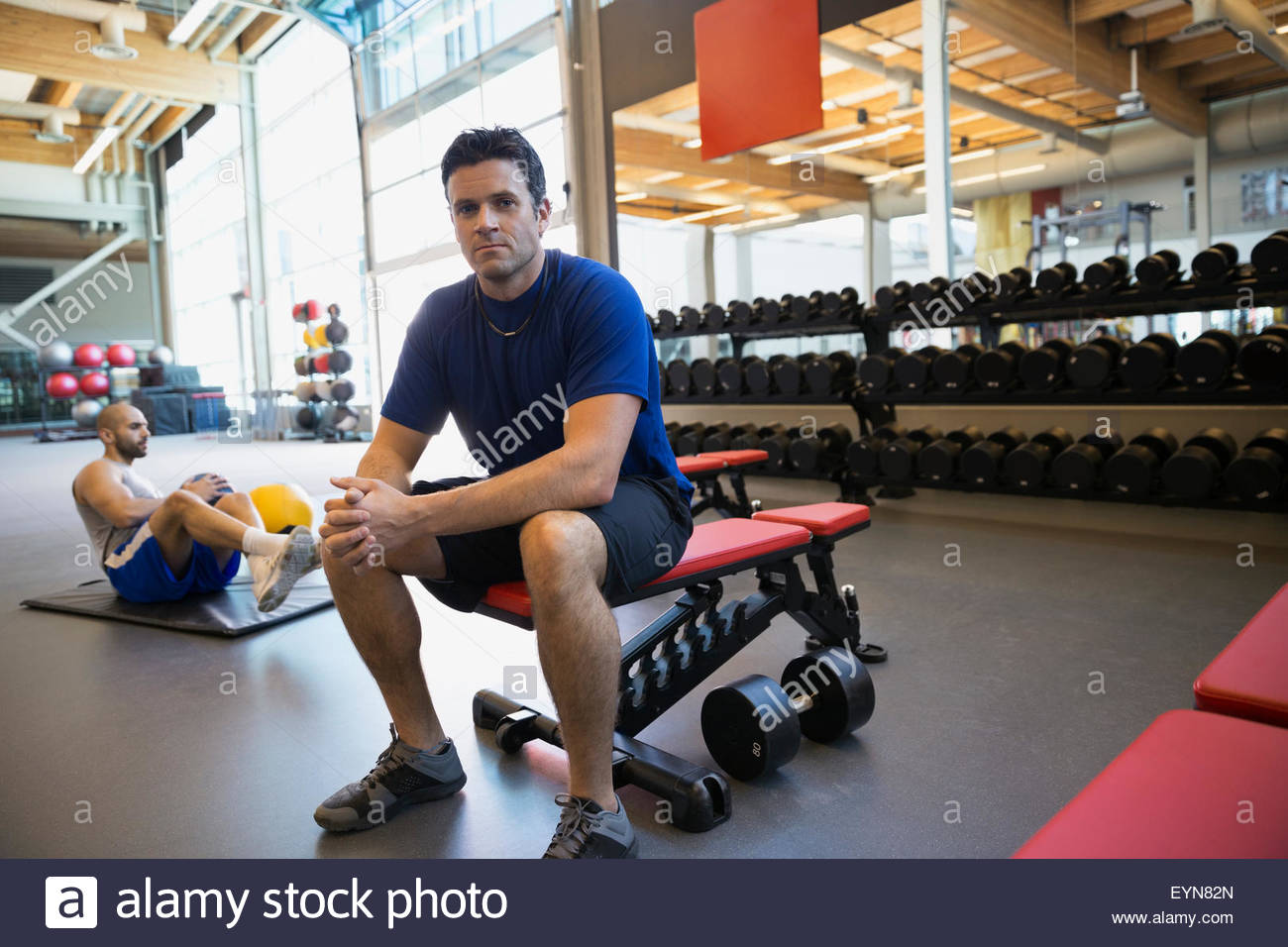 Man dumbbell bench gym hi-res stock photography and images - Alamy