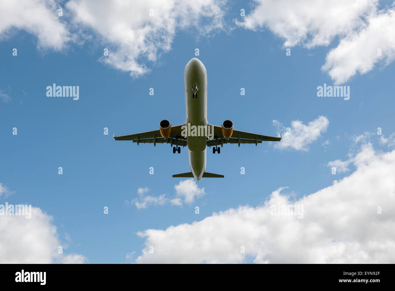 Easyjet airbus A321 final approach to land Bristol International ...