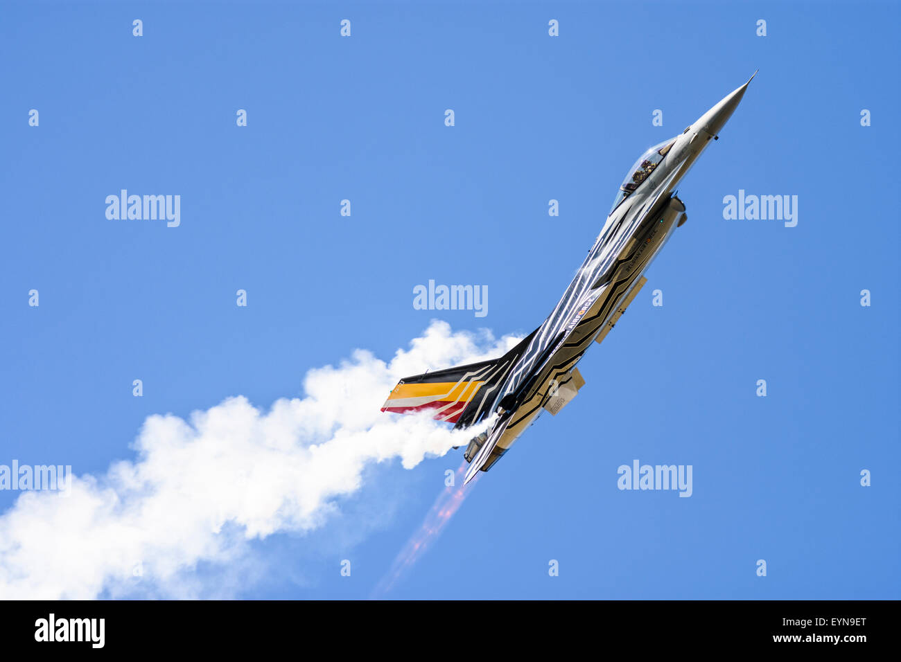 Side view f16 fighter aircraft hi-res stock photography and images - Alamy
