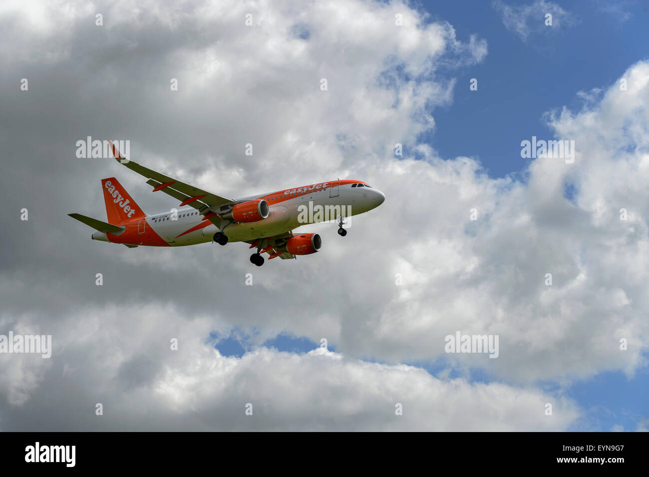 EasyJet Airbus A320 final approach to land at Bristol International ...