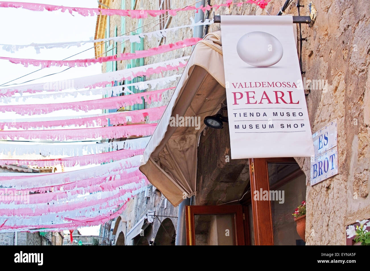 Pearl shops hi-res stock photography and images - Alamy