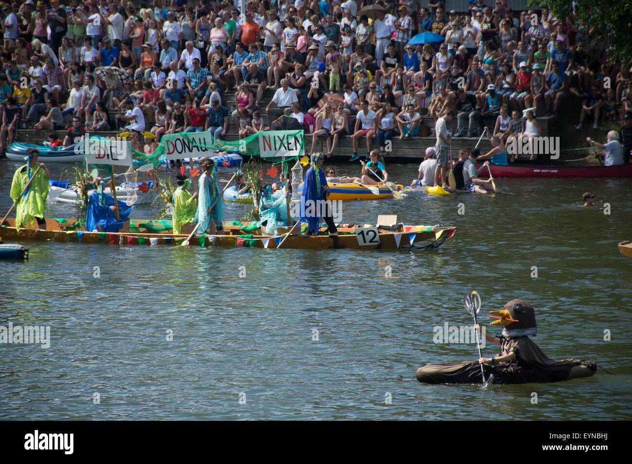 Ulm´s symbol, the sparrow, among the participants of the Schwoermontag ...