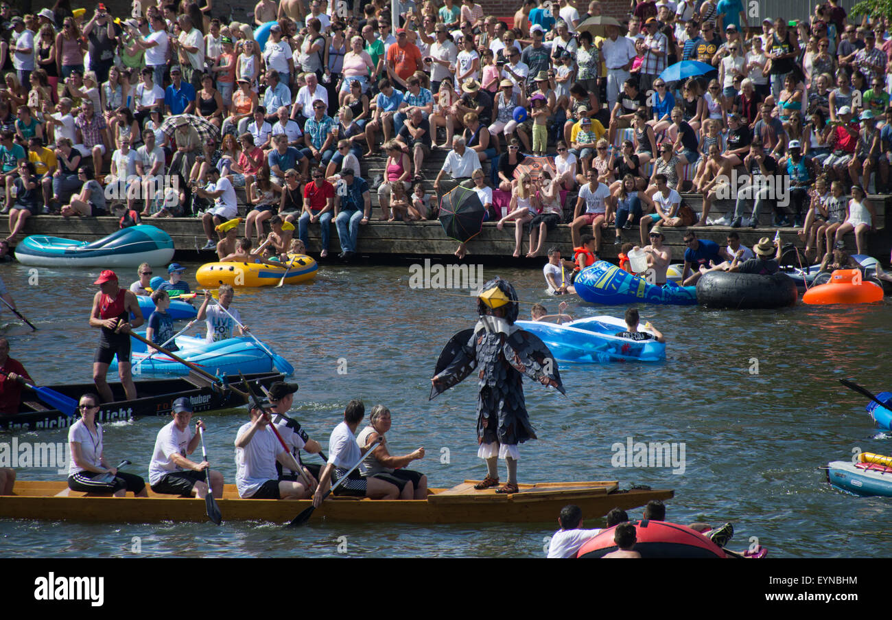 Ulm´s symbol, the sparrow, among the participants of the Schwoermontag ...