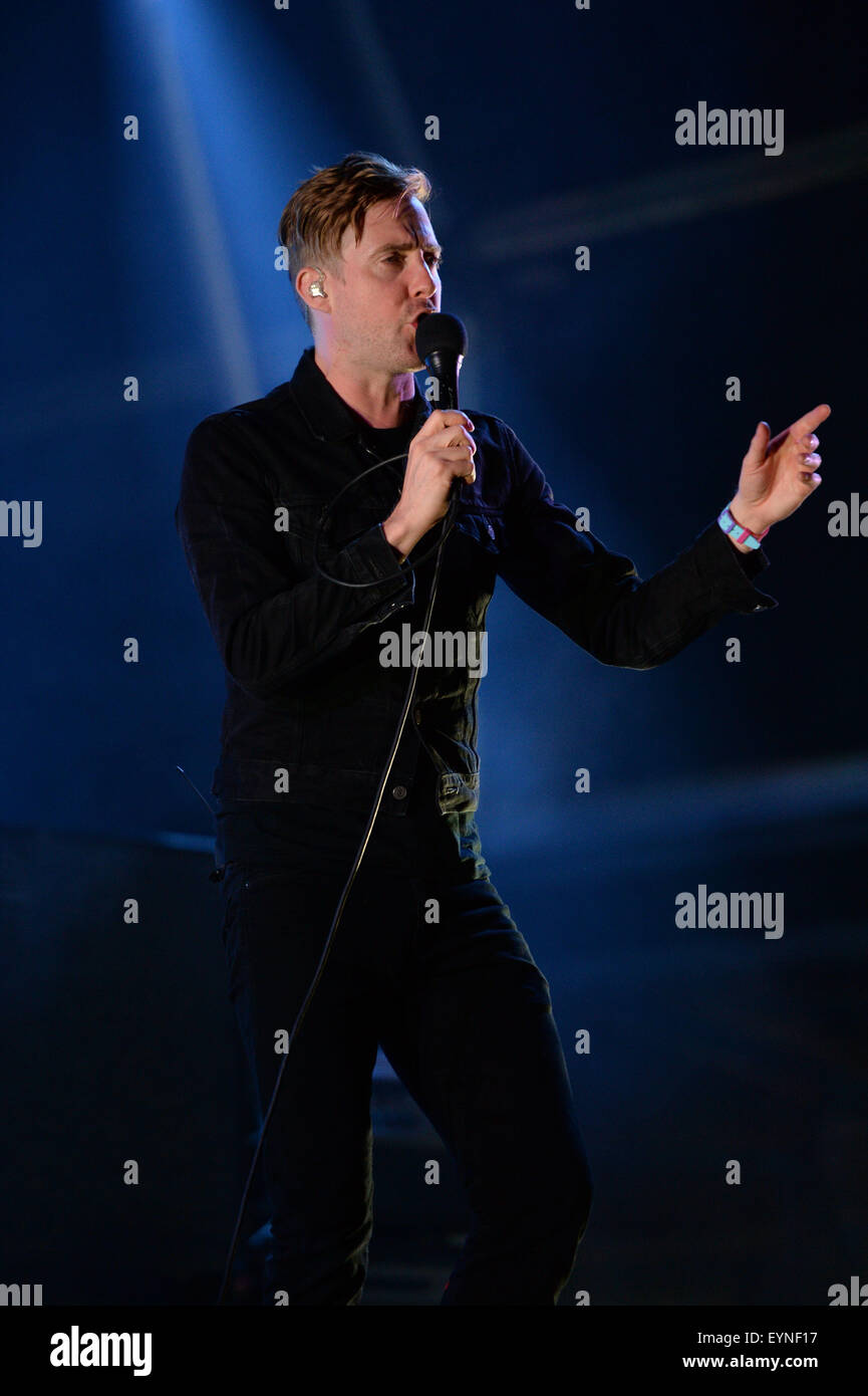 Rock band Kaiser Chiefs, lead singer Ricky Wilson, on stage at Camp ...