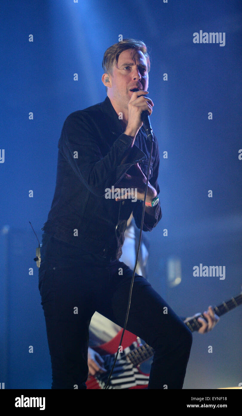 Rock band Kaiser Chiefs, lead singer Ricky Wilson, on stage at Camp ...