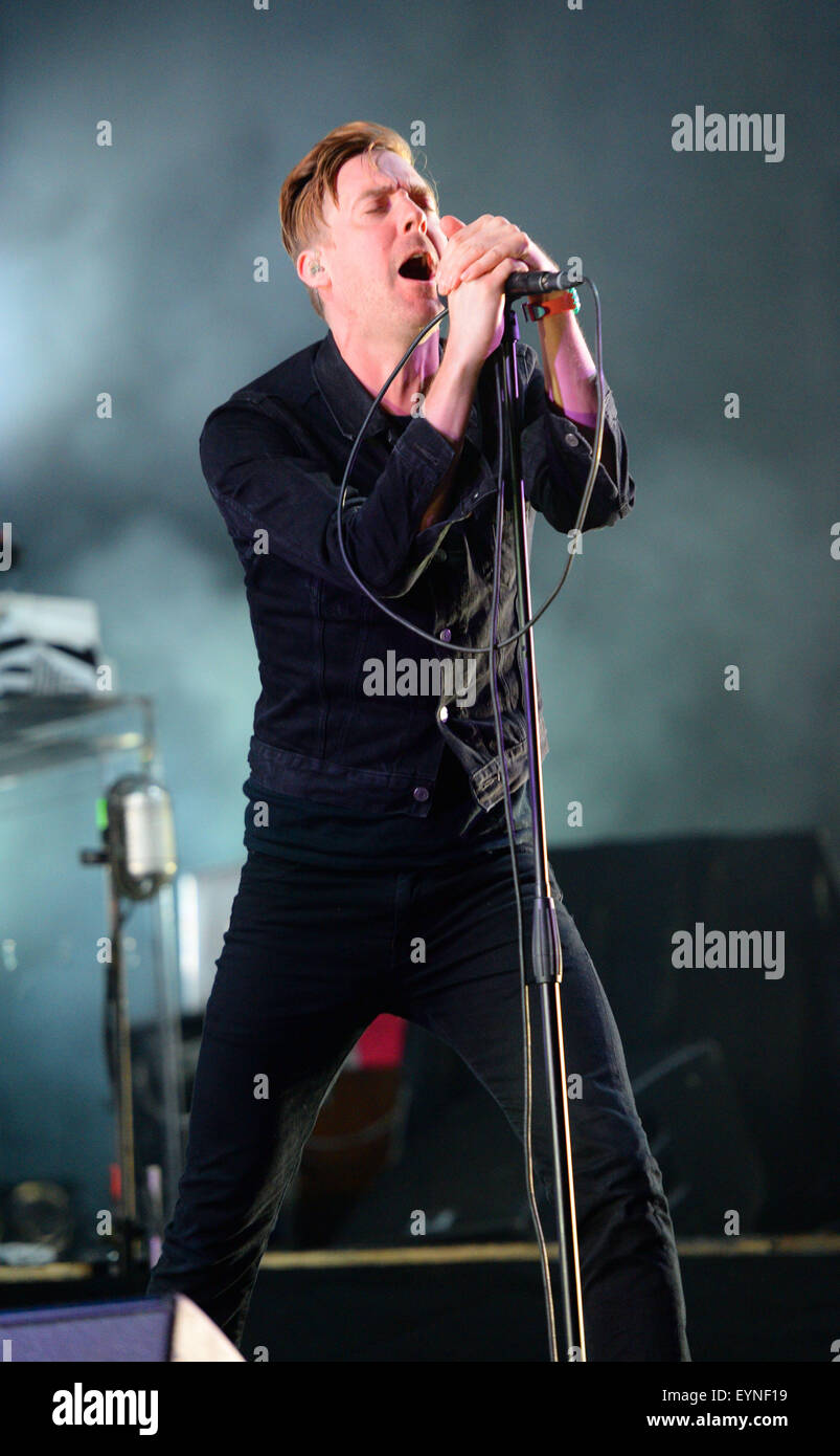 Rock band Kaiser Chiefs, lead singer Ricky Wilson, on stage at Camp ...