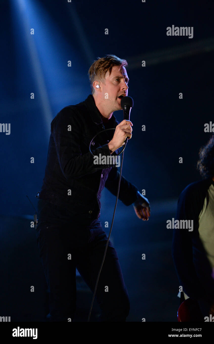 Rock band Kaiser Chiefs, lead singer Ricky Wilson, on stage at Camp ...