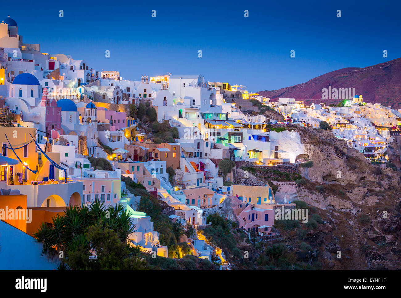 Iconic sunset in the town of Oia on the greek island Santorini (Thera ...