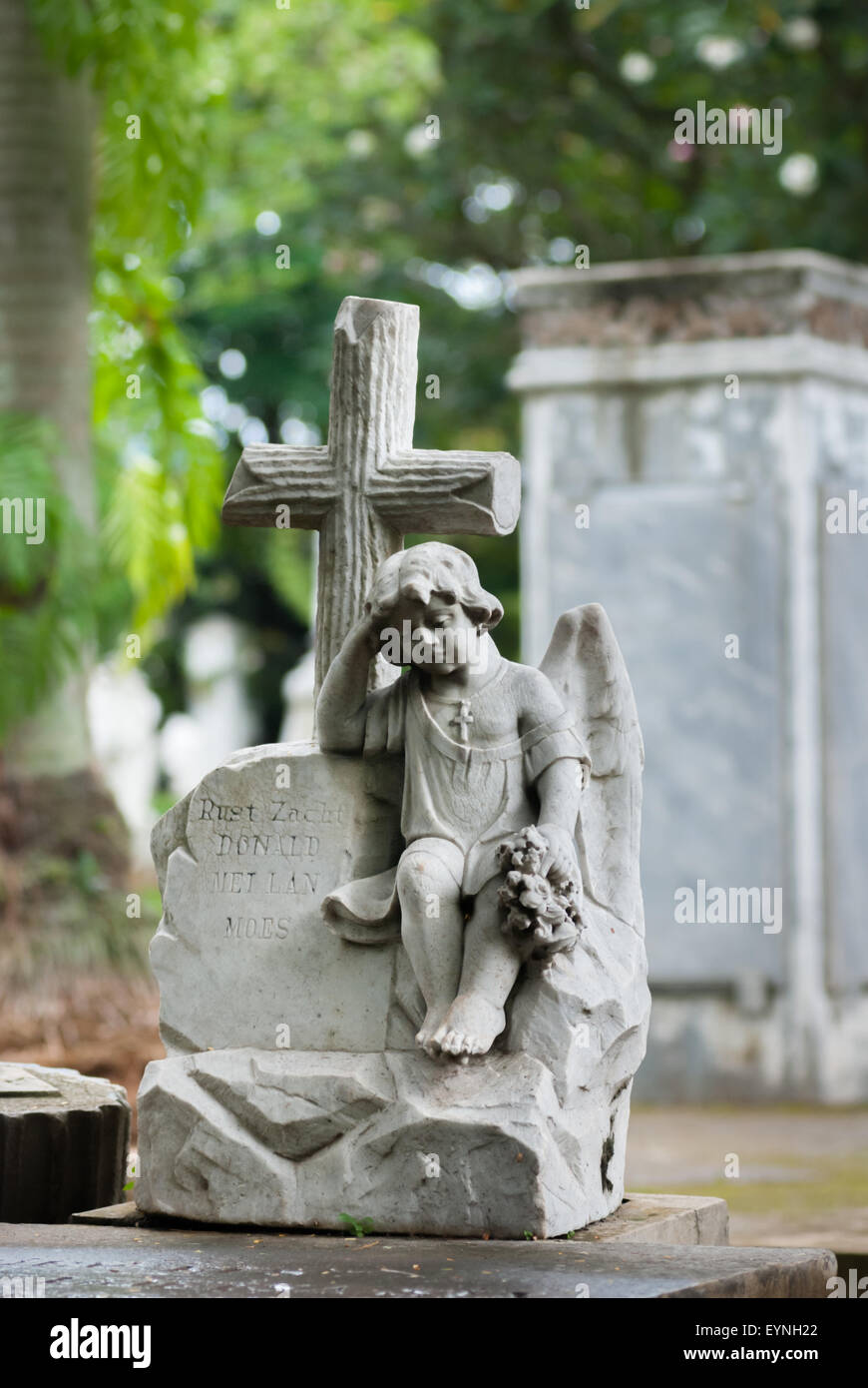 Boy statue hi-res stock photography and images - Alamy