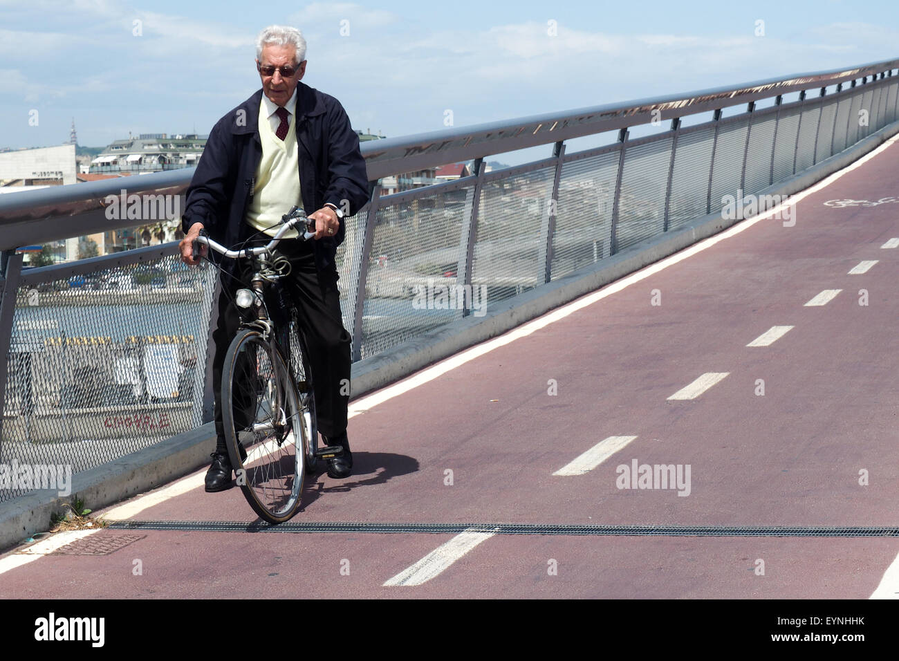 Cycle and pedestrian bridge hi-res stock photography and images - Alamy