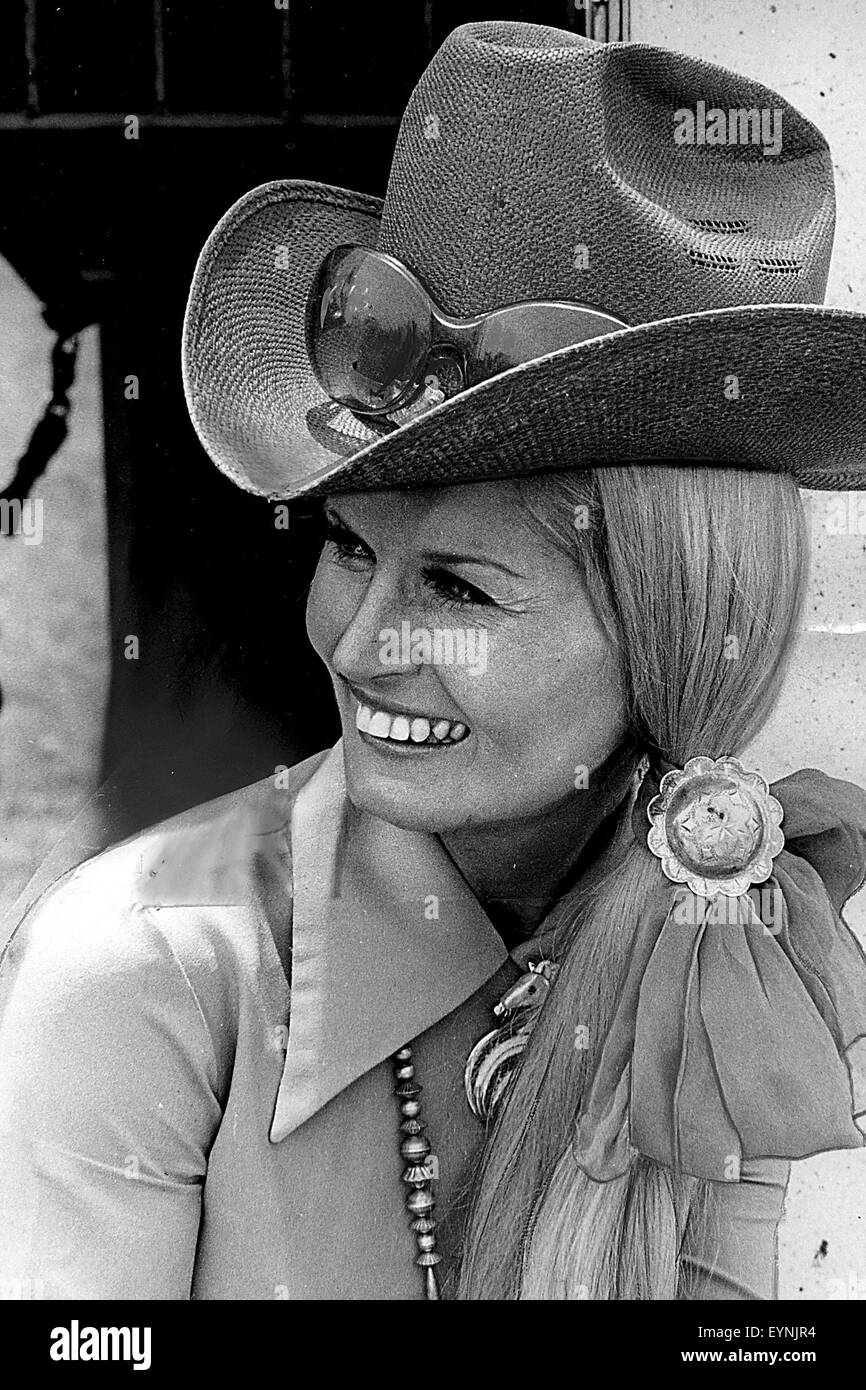 Lynn anderson 1971 hi-res stock photography and images - Alamy