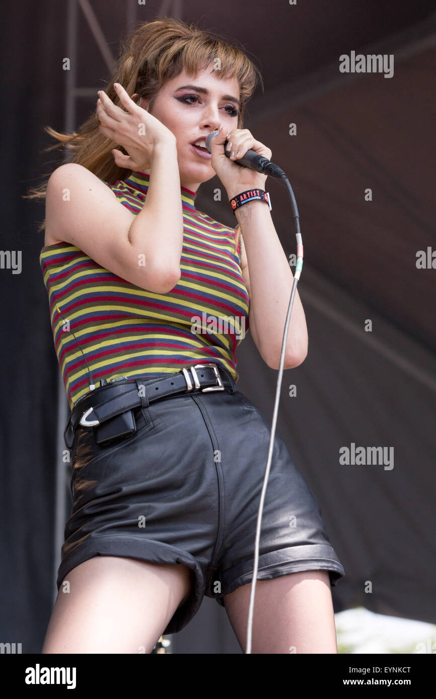 Chicago, Illinois, USA. 1st Aug, 2015. Singer RYN WEAVER performs live ...