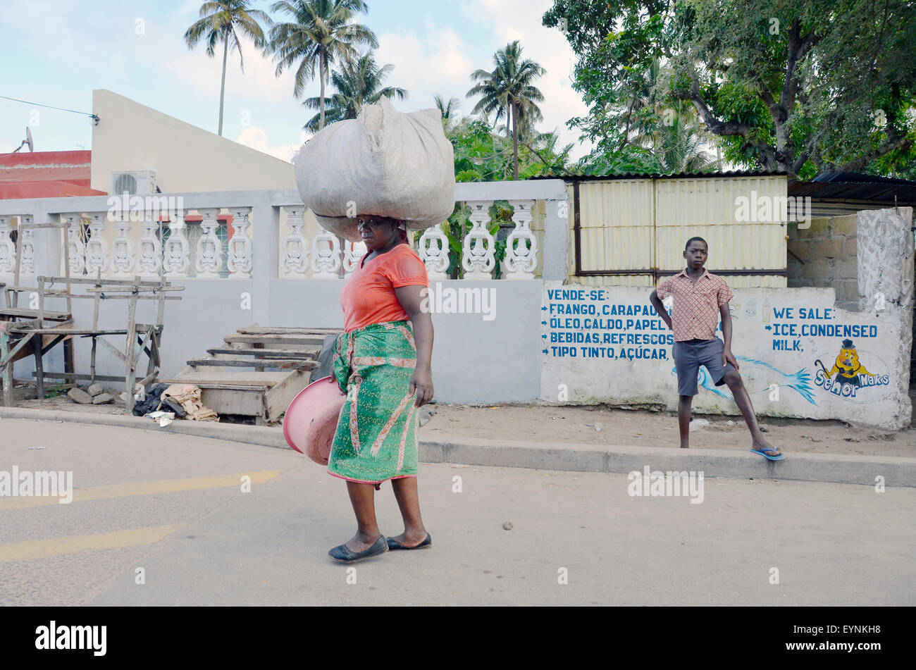 Roadside scenes of life on the main road between Inhambane and Maputo ...