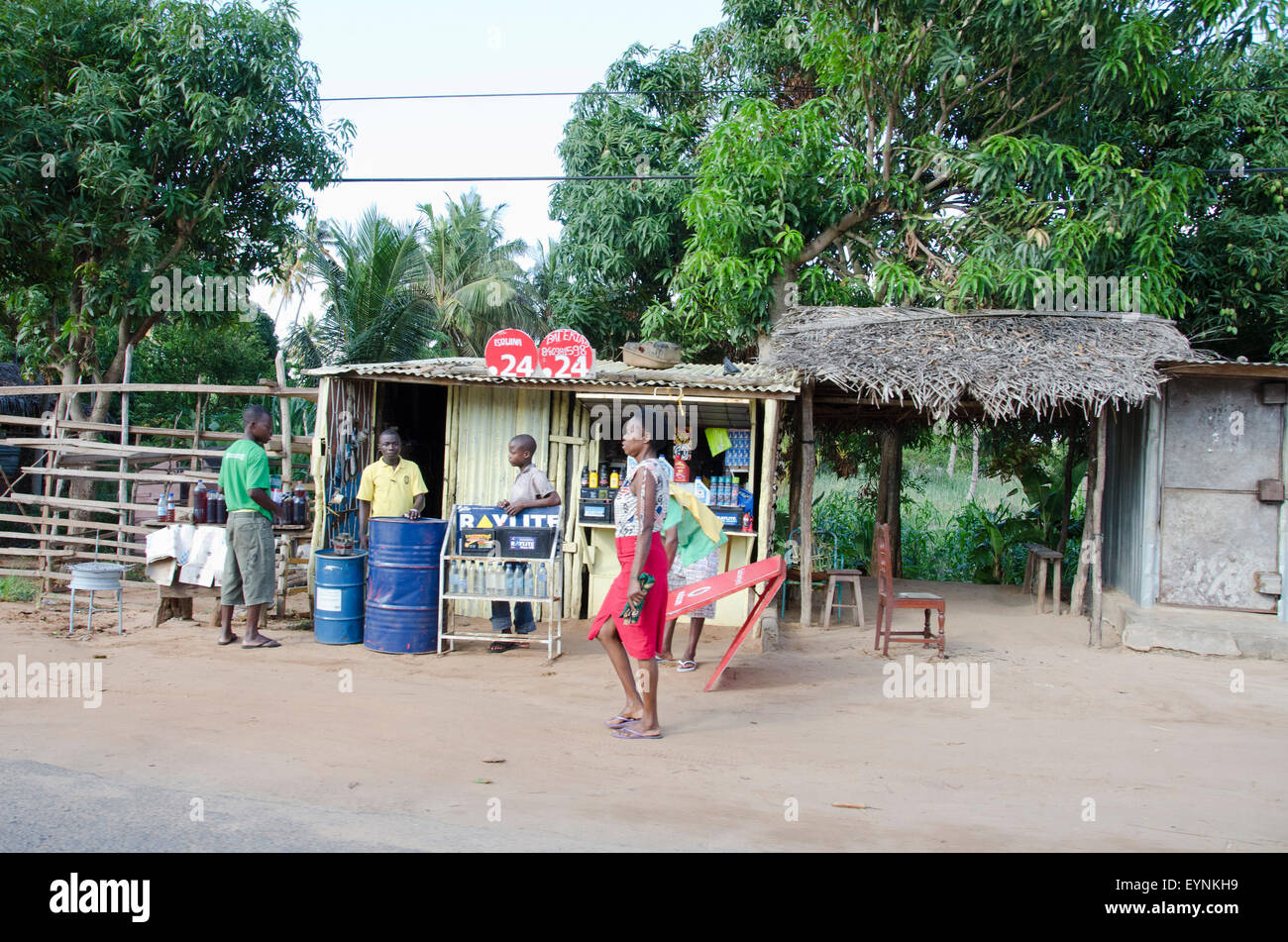 Roadside scenes of life on the main road between Inhambane and Maputo ...