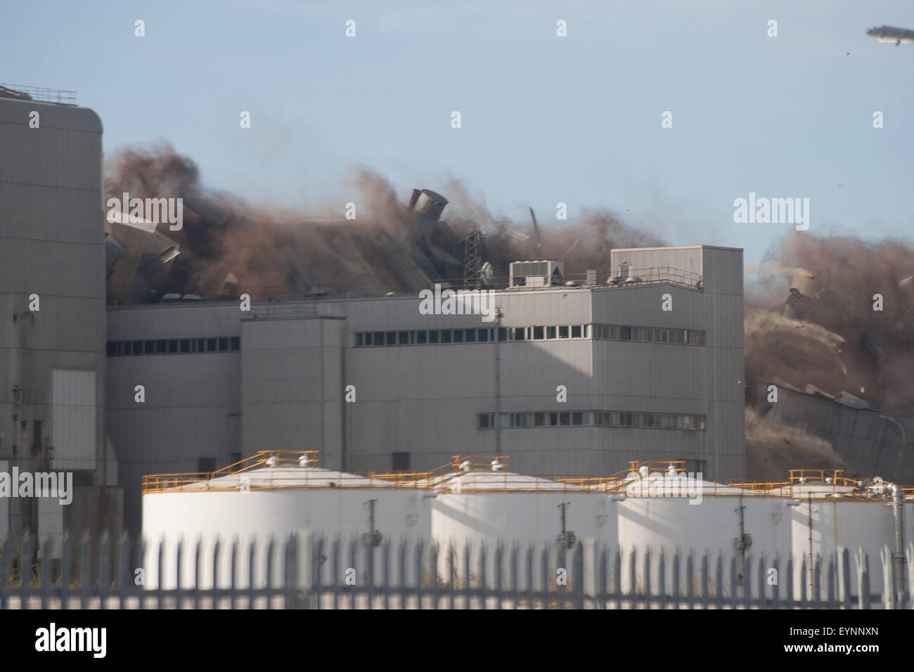 Medway, Kent. 2nd Aug, 2015. Kingsnorth power station 3 boiler houses ...