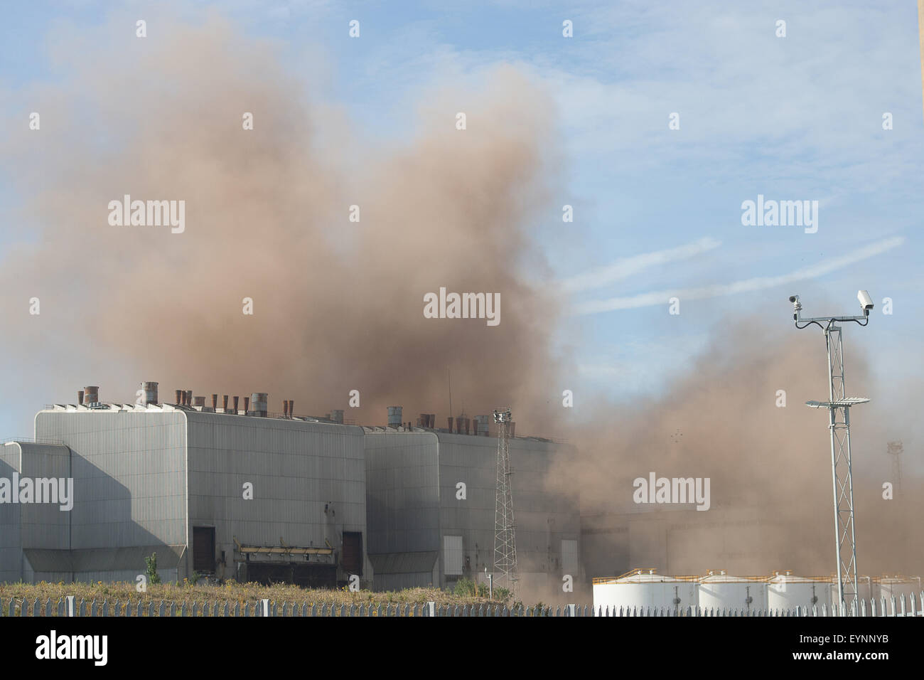 Medway, Kent. 2nd Aug, 2015. Kingsnorth power station 3 boiler houses ...