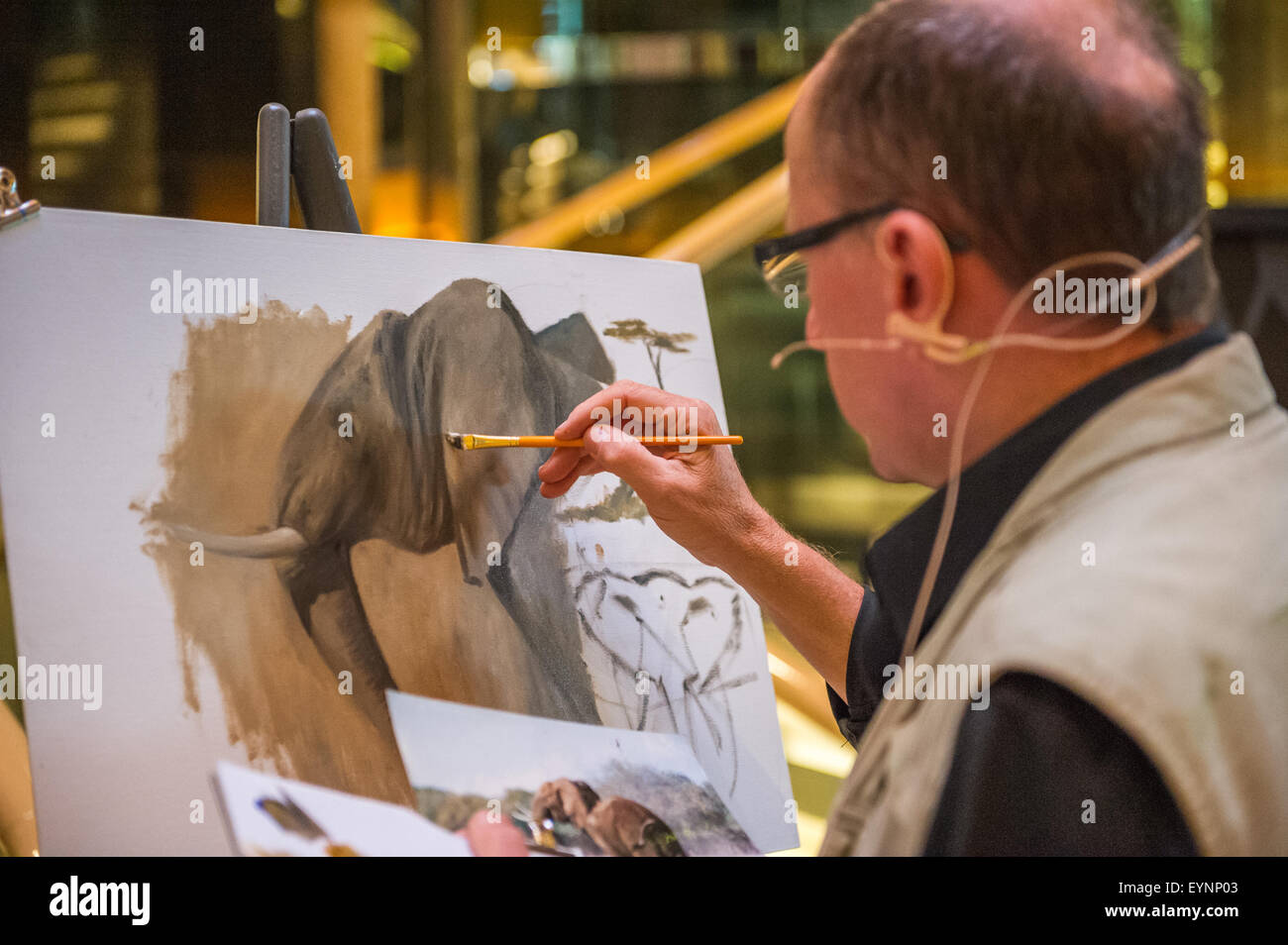 Wildlife Artist Jonathan Truss demonstrating the techniques of oil ...