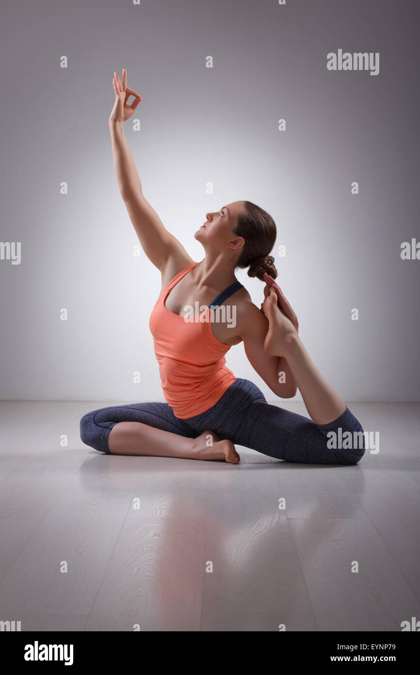 Beautiful fit yogi girl practices hi-res stock photography and images ...