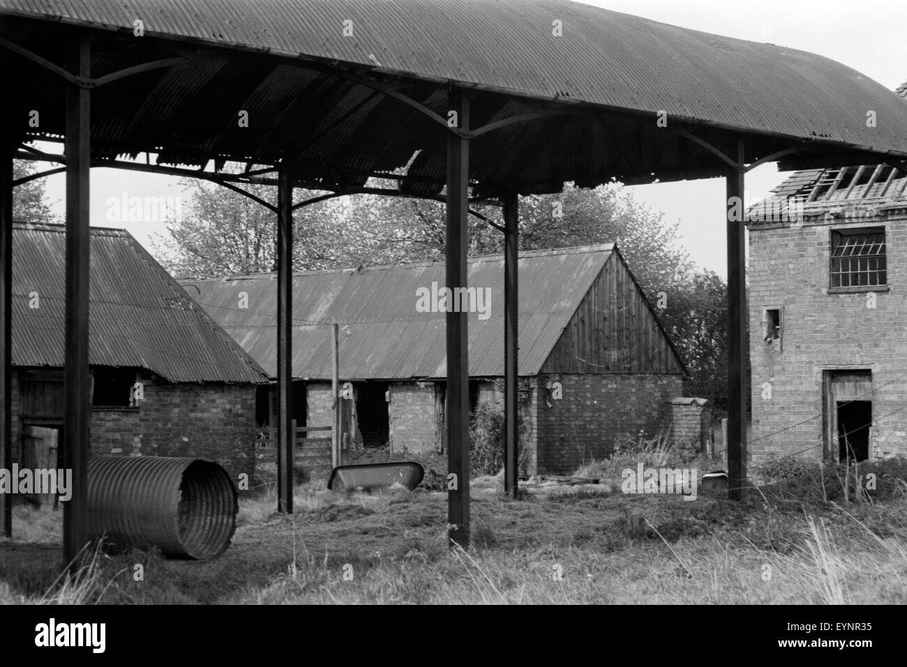 derelict traditional dutch barn and outbuildings on a farm in rugby uk ...