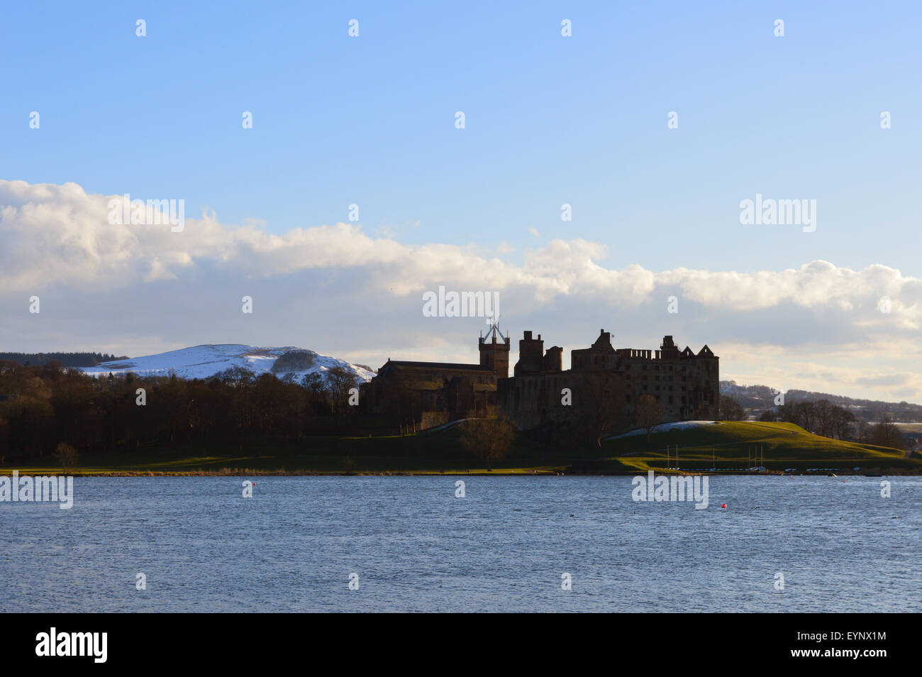Linlithgow Palace and Linlithgow Loch Stock Photo - Alamy